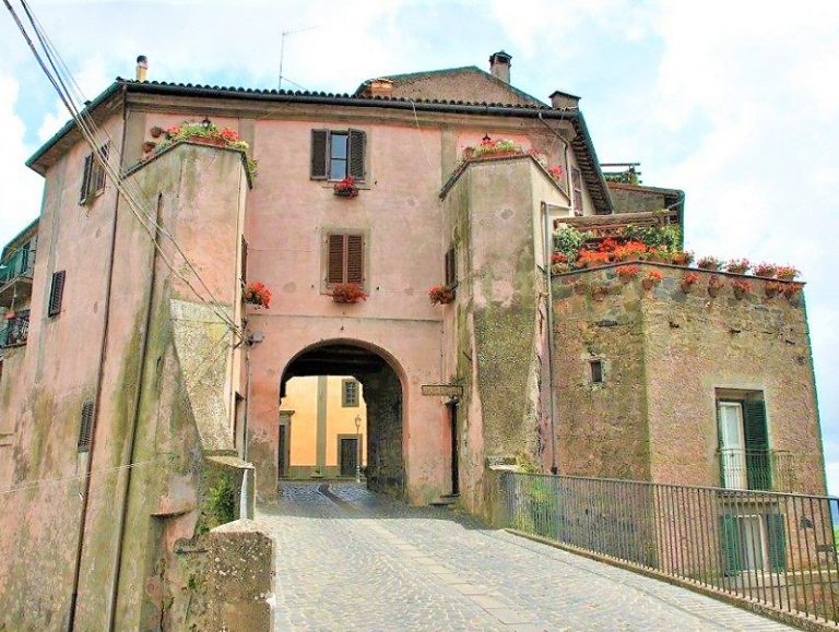 I poeti a braccio nel borgo di Latera – VisitLazio
